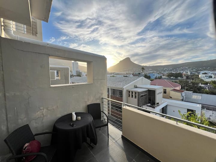 Central Flat With Mountain Views - Cape Town