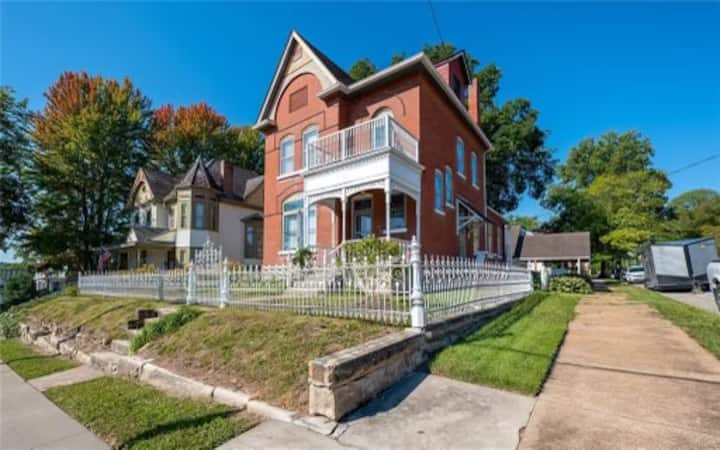 Market St Mansion- Downtown Hermann W/ Hot Tub! - Hermann, MO