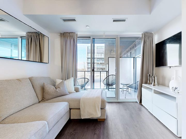 Luxury 2br+den Getaway | Free Parking Near Airport - Toronto
