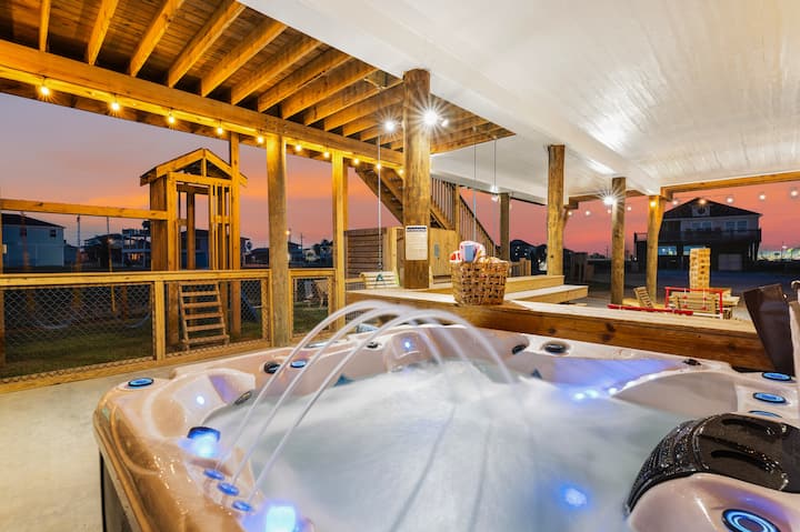 Sleeps 20, Hot Tub, 4 King Br, Pets, Decks & Games - Crystal Beach, TX