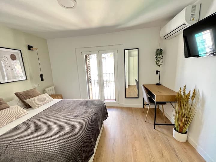 Palace Room 3 With Balcony And Shared Bathroom - Madrid