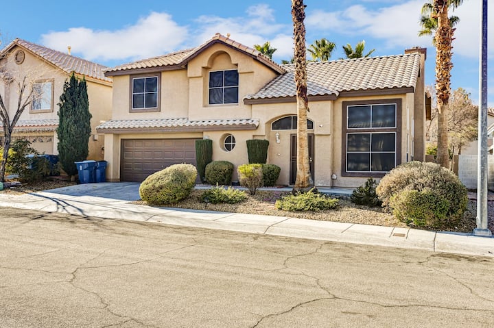 Chic Vegas Retreat: Near Top Attractions