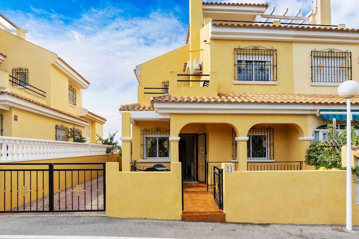 Spacious Three Bedroom Holiday Home - Cabo Roig