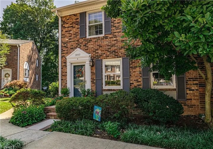 Tranquil Treeview Townhouse - Greensboro, NC