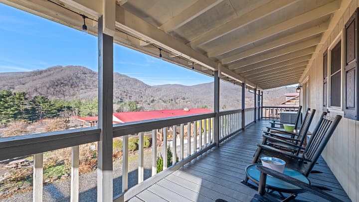 Smoky Mountain Solace-stunning Views! Pet Friendly - Maggie Valley, NC