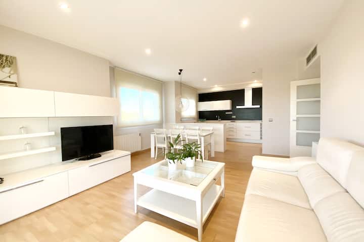 Blanc- Beach Parking Privé. Loyer Mensuel - Vilanova i la Geltrú