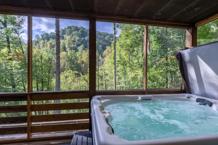 Crashing Creek Cabin: Hot Tub / Mtn Views / King - Sylva, NC