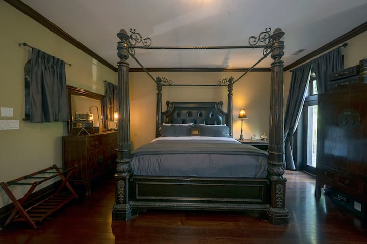 Grand Tuscan Suite - Chicago, IL