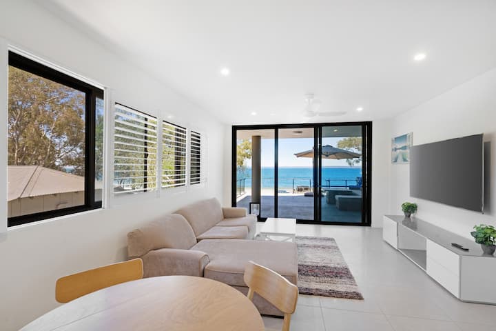 Absolute Beachfront Apartment With Bay Views - Sandstone Point