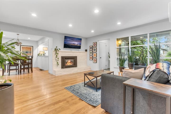 Kirkland Luxury Getaway With Backyard & Workspace! - Kirkland, WA