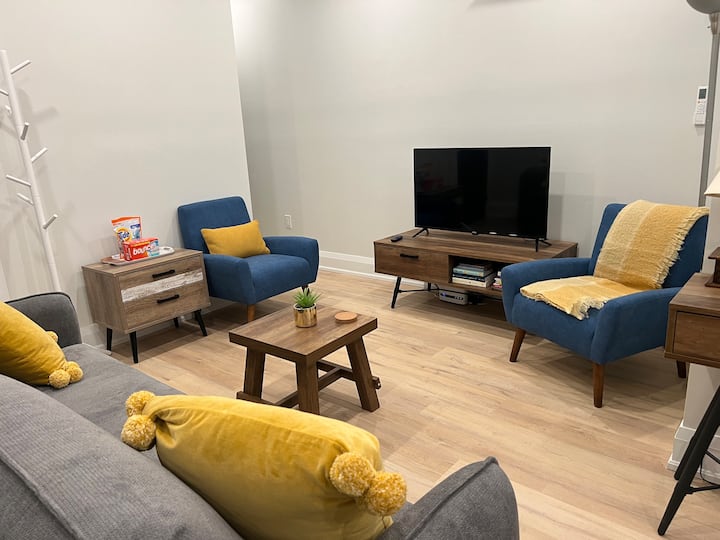 Chic & Cozy Retreat - Hamilton