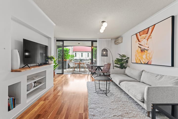 Stylish Valley Pad W/ Parking ~ 200m From Main Hub - Virginia