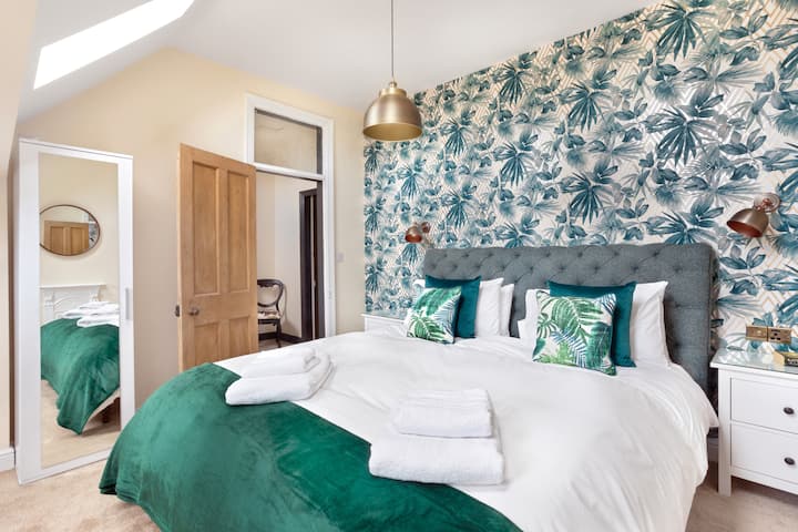 Magnolia House - Sleeps 9 - Harrogate