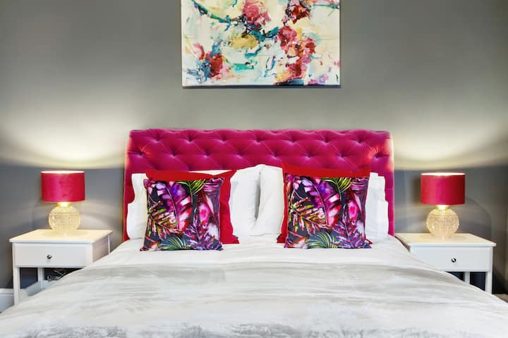 Sleeps 9 + Free Parking + Patio - Magnolia House - Harrogate