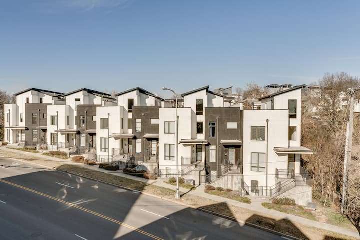 2 Generous Townhomes: Central Locale—sleeps 24! - Nashville, TN
