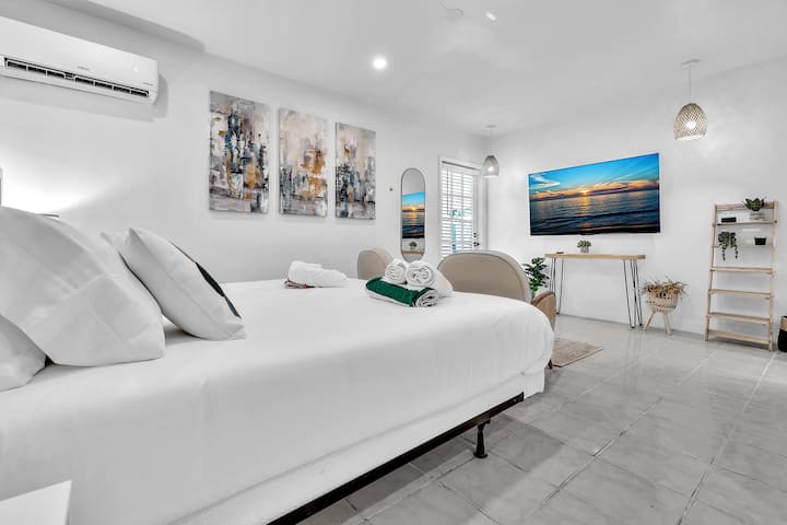 Downtown Studio With Smart Tv's - Hollywood, FL