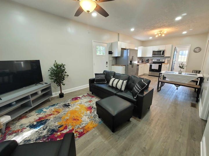 3 Bedrooms Knoxville Favorite Charming Home - Knoxville, TN