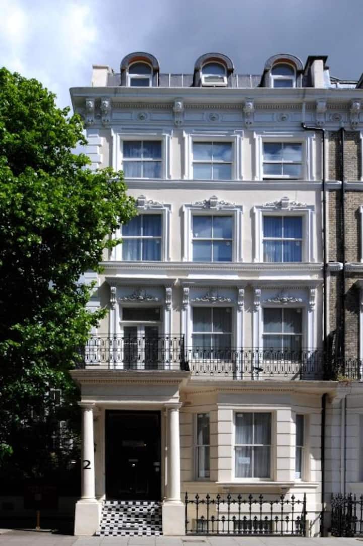 Studio Flat Near Earls Court - London