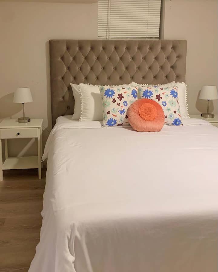 Simple And Cozy Suite - Chicago, IL