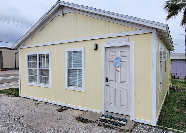 (Db6) 2 Br Cabin, Kitchen, Near Beach, Dogs Ok! - Port Aransas, TX