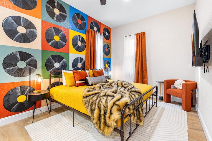Art & Blue Ridge Views! Hottub|15 Min To Dt|22ppl - Asheville, NC