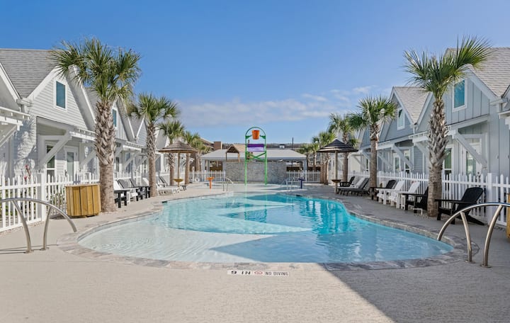 3 Bedroom Modern Condo | Walk To The Beach - Corpus Christi, TX