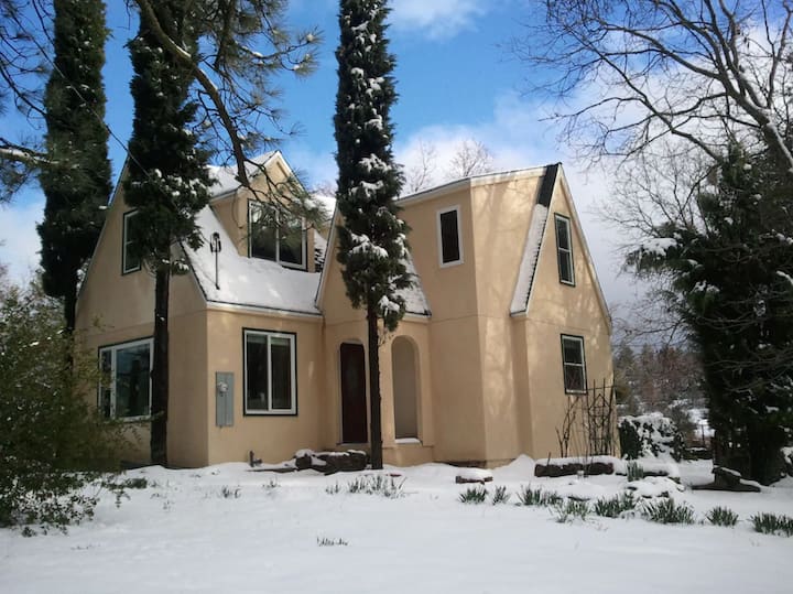 Historic Holly Hill Cottage - Julian, CA