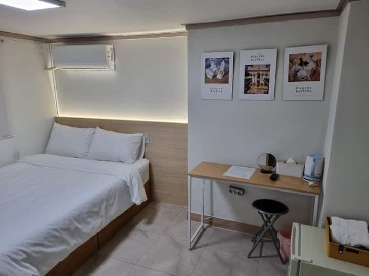 J5호스텔 동대문 / 더블룸 (더블베드 + 전용욕실) / (천장낮음 약2m) - Seoul