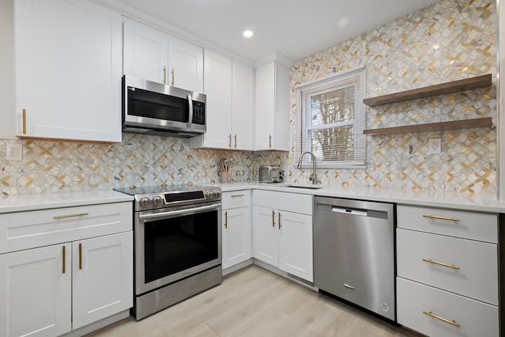 Charming 2br / 1ba House In Nn, Extended Stays - Newport News, VA