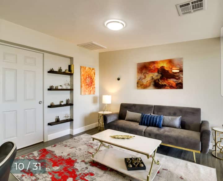 Private Retreat W/ King Bed, Private Balcony View - El Paso, TX