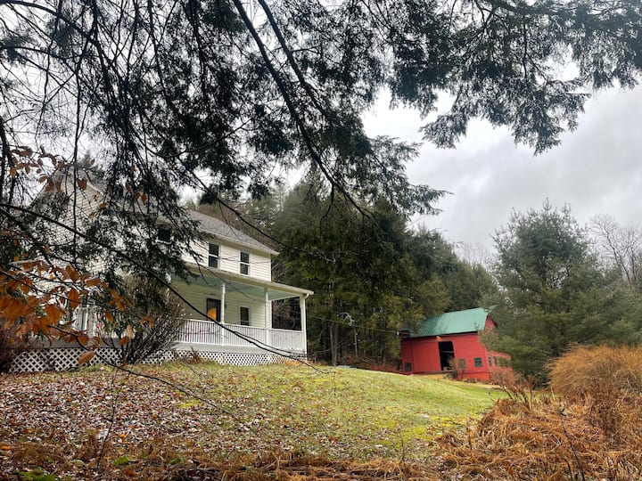 Red Barn Retreat - Beach Lake, PA