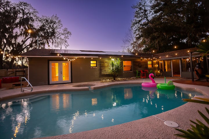 New! Saltwater Pool Home, Hot Tub & Games! - Gainesville