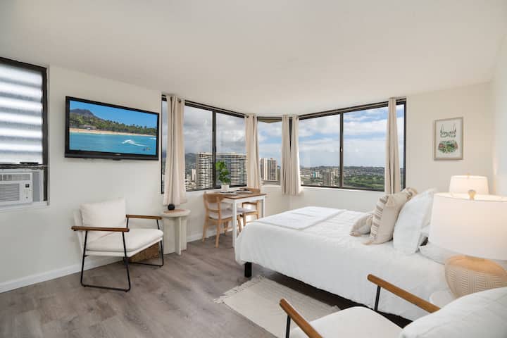 Aloha, Waikiki Updated Corner Condo Amazing Views - Honolulu, HI