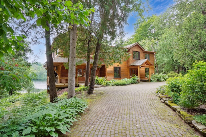 Quebec 8-bed Lakeside Estate - Mirabel