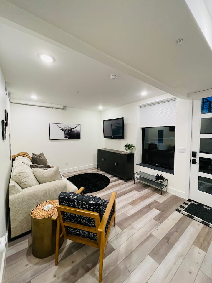 Contemporary Downtown Hideaway - Bozeman, MT