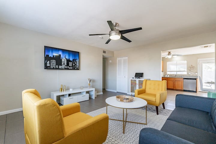 Modern Getaway House W/ Yard Foosball & Coffee Bar - Tempe, AZ