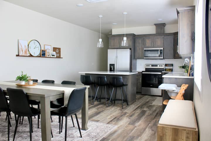 Cozy *New* Home By The River - Idaho Falls, ID