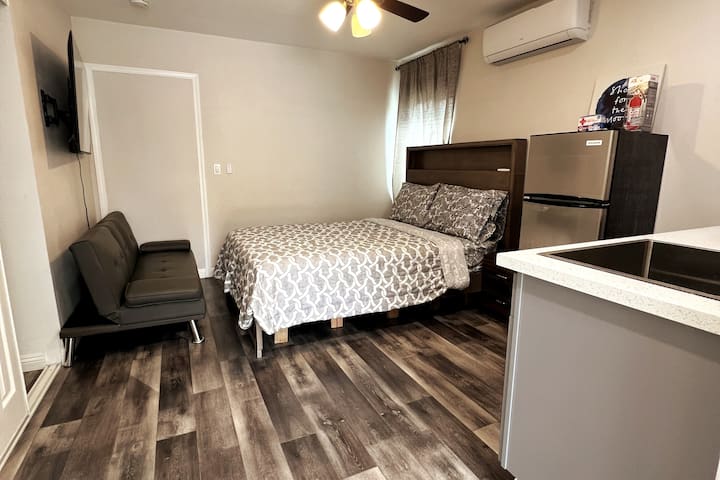 Cozy Studio W/ Private Entrance & Gated Parking 2 - Whittier, CA