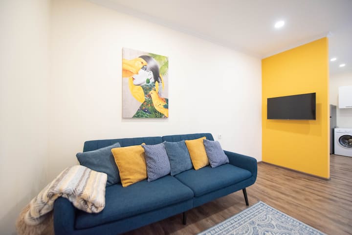 Yellow Bliss: A Cozy 1-bedroom Near Fabrika - 第比利斯