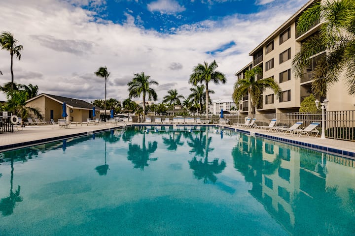 March Rates $ Reduced Heated Pool Walk To Beach - Fort Myers Beach, FL