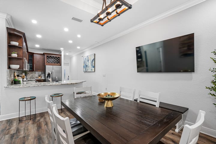 Modern Oasis Haven: Prime Location Retreat - Tampa