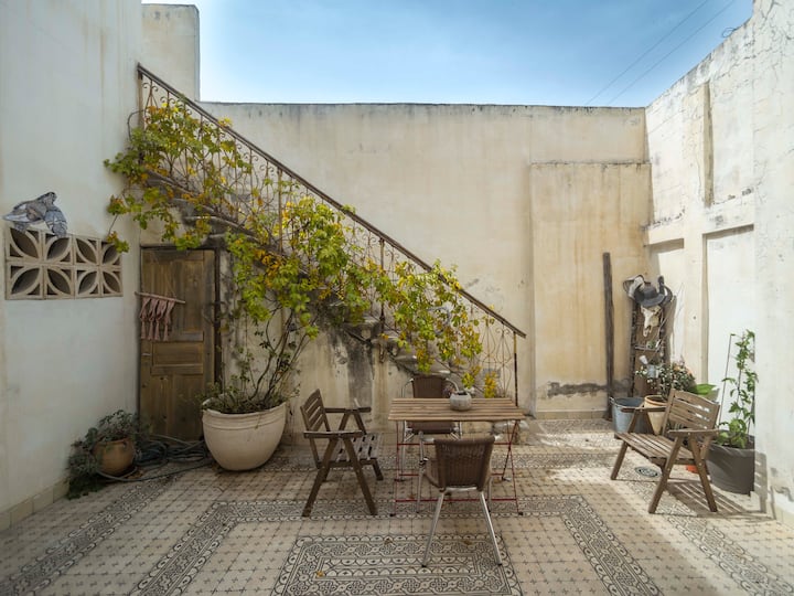 Studio Best Location With Patio - Tel-Aviv