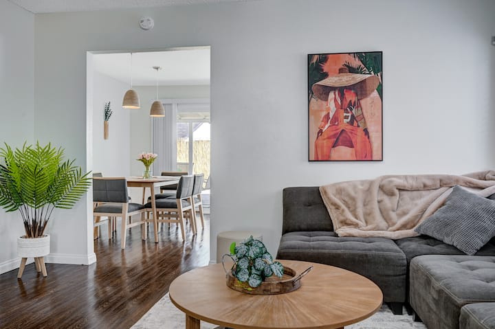 Chic Vegas Home Sleeps 6 - Las Vegas, NV