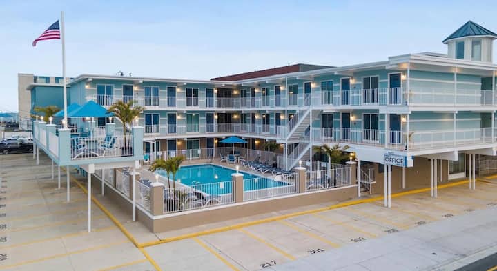Beach Lovers Delight. Cozy Condo With  Ocean Views - North Wildwood, NJ