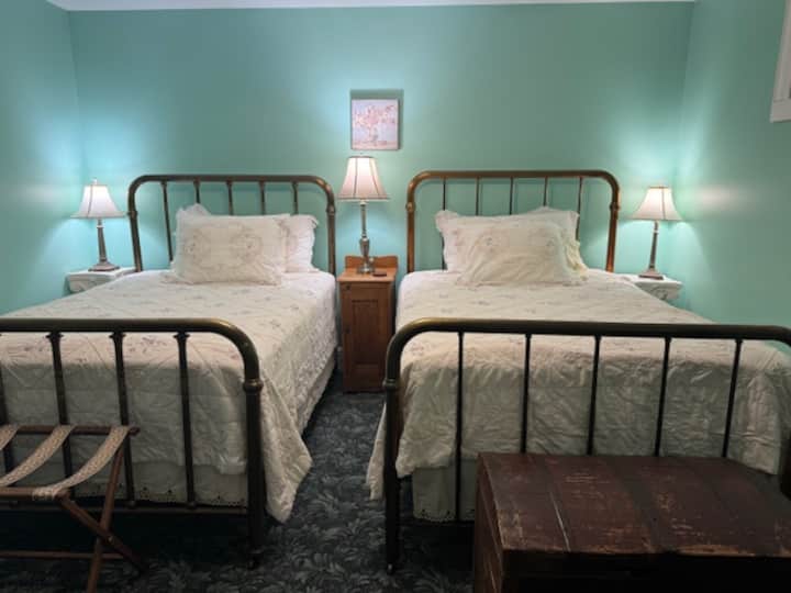 Cottonwood Suite | No6 | The Wen Inn - Sleeps 4 - Lanesboro, MN
