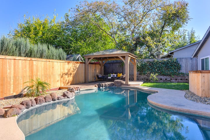 Luxury Palm House: 3bdw/pool, Near Galleria Sac. - Roseville, CA