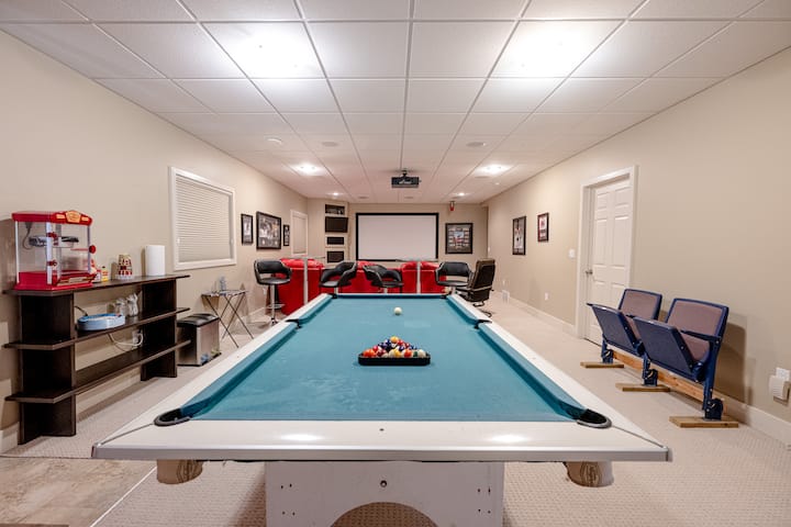 Full House / Game Room / Hot Tub / Tv Projector - Grande Prairie