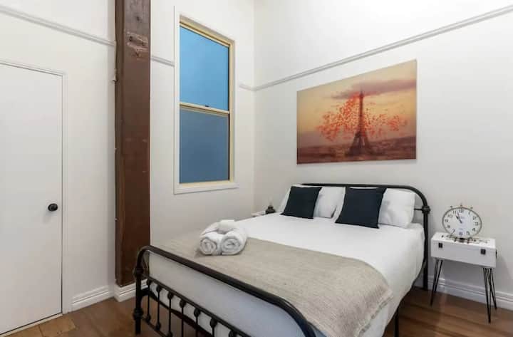 High Ceiling 2br Apt In City - Balmoral