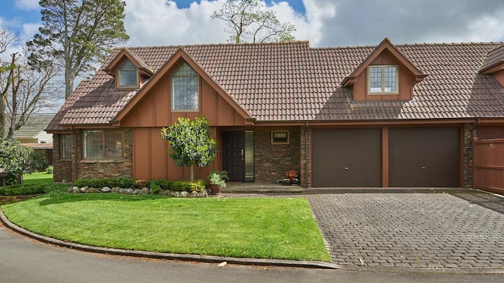 Upmarket Townhouse - Walk To Cbd *Spa Pool* - Palmerston North