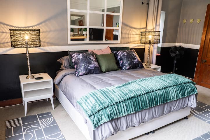 3 On Rockhaven - Stone House - Queensburgh